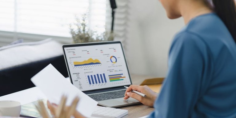 What does an intelligence analyst do? | UE Blog