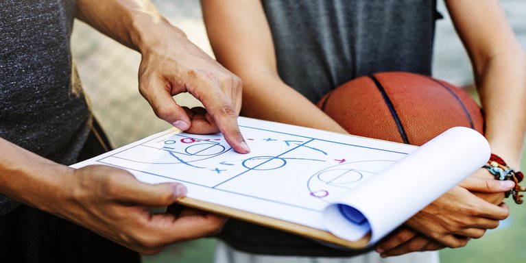 How to be a basketball coach? | Blog UE