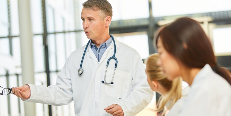 ¿Qué es un director de hospital y cómo llegar a serlo?