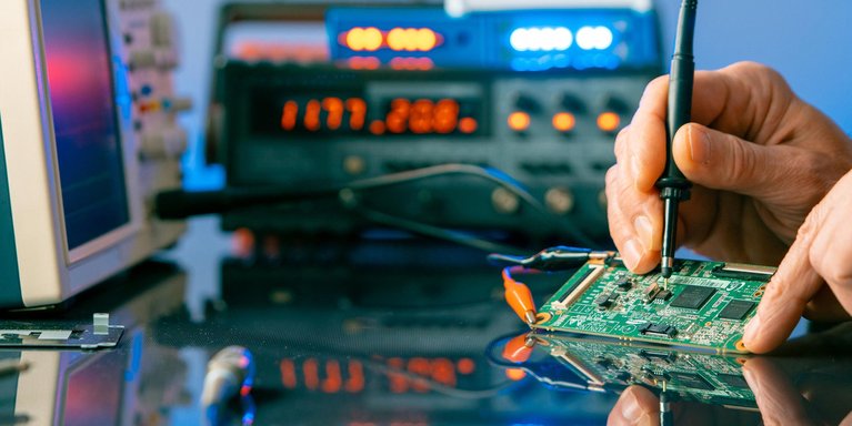 ¿Qué es y cómo funciona un microcontrolador? | Blog UE