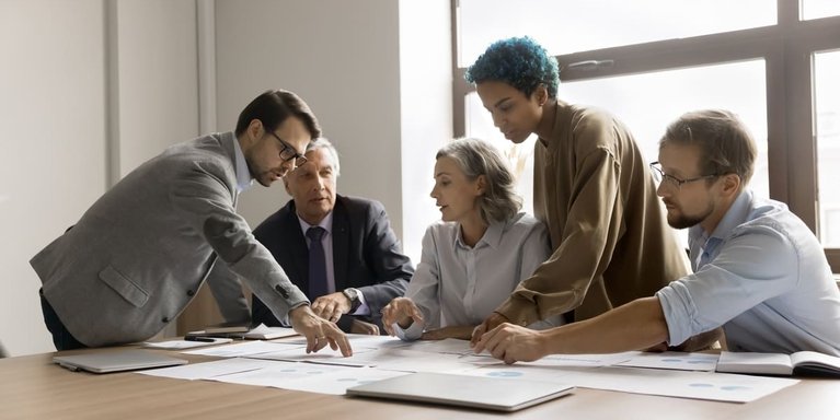 Stakeholders: qué son, tipos, ejemplo y diferencias con shareholder